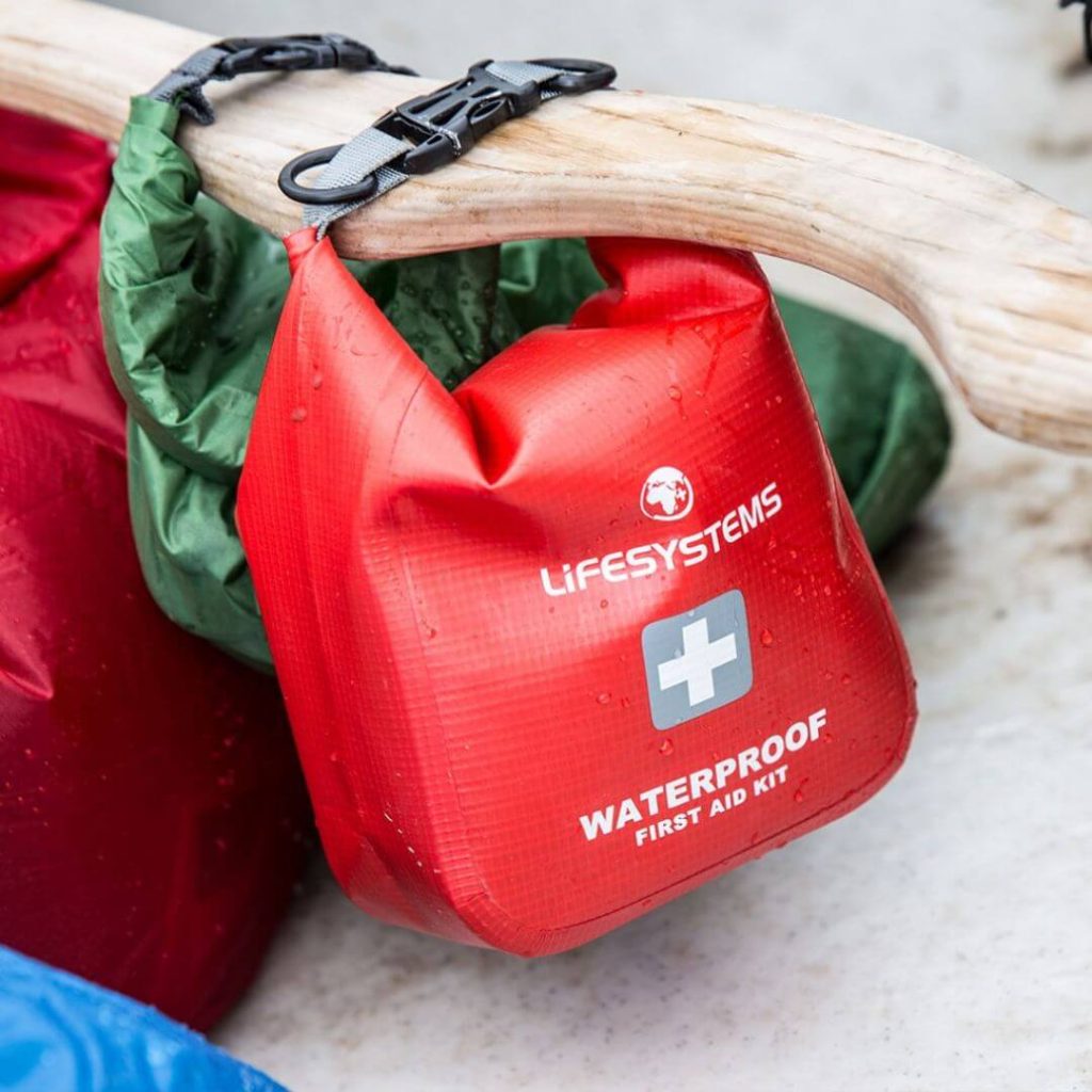 Køb Førstehjælpssæt - Vandtæt first aid kit hos Backpackerlife.dk